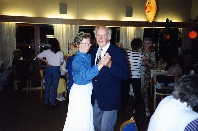 Fest med dans när Kållereds spelmanslag spelar på Brattåsgården 1980 ...