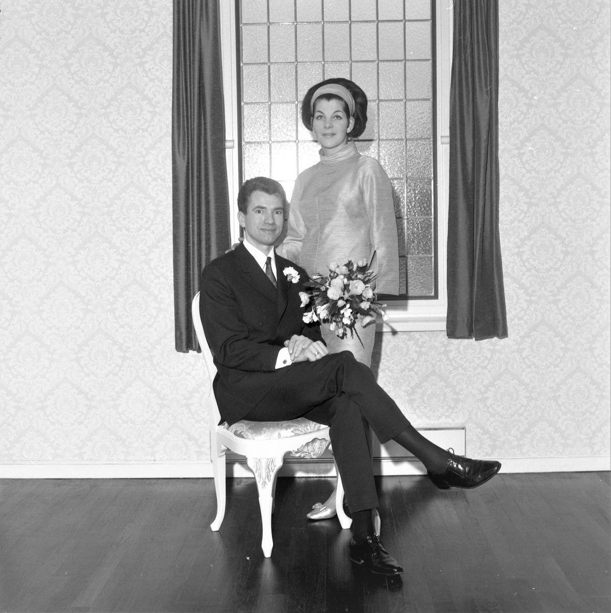 Portrett. Brudebilde. Ung kvinne og ung mann. Brudepar. Brud med ...