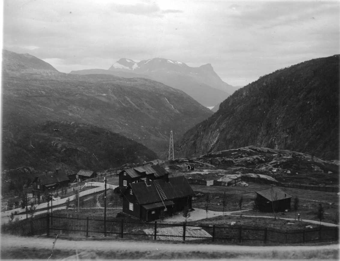 Landskap med fjäll och bebyggelse i Nordalen utmed Ofotbanen (Malmbanan ...