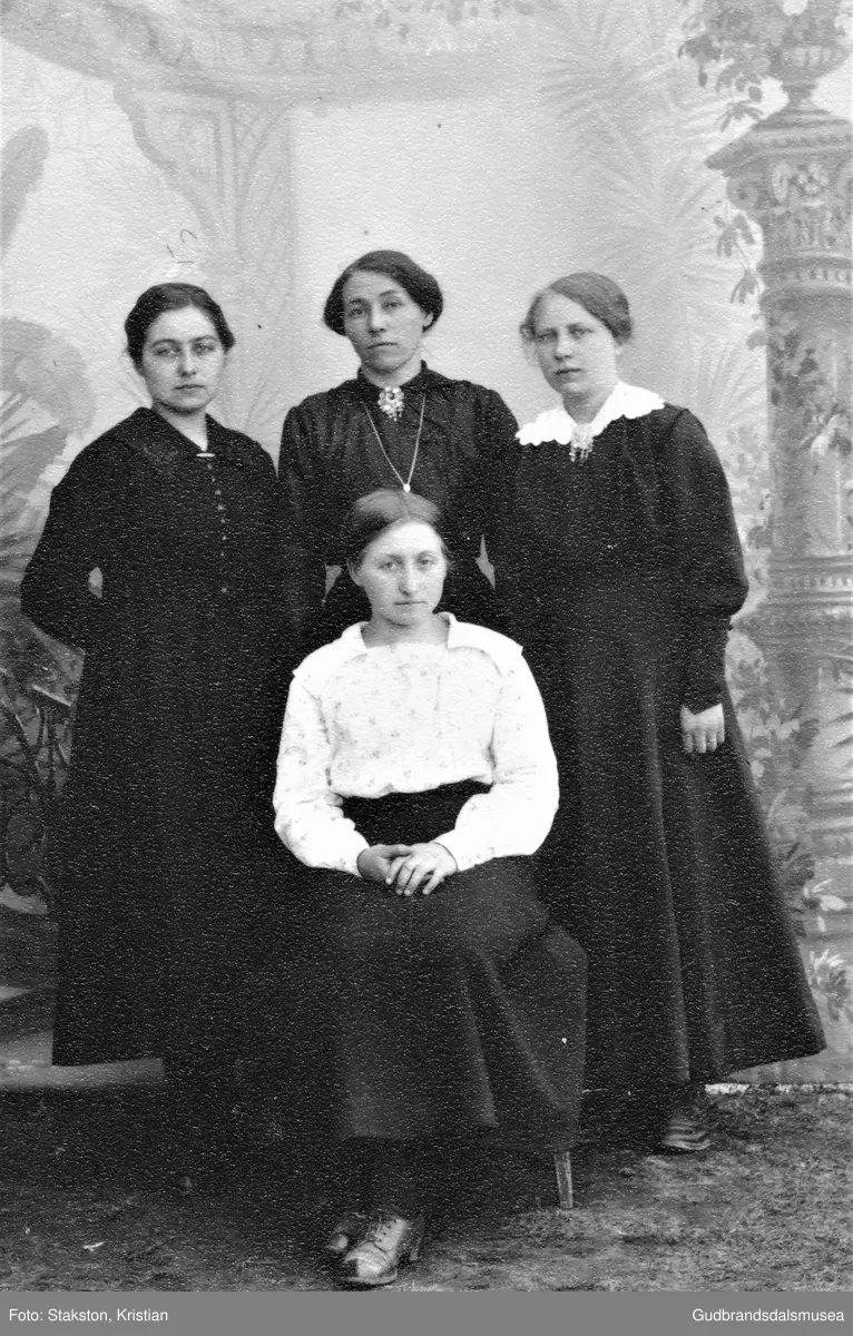 Bak f.v.: Rønnaug Forberg (f. 1896), Anne Hyrvebakken (f. 1886 g. Formo ...