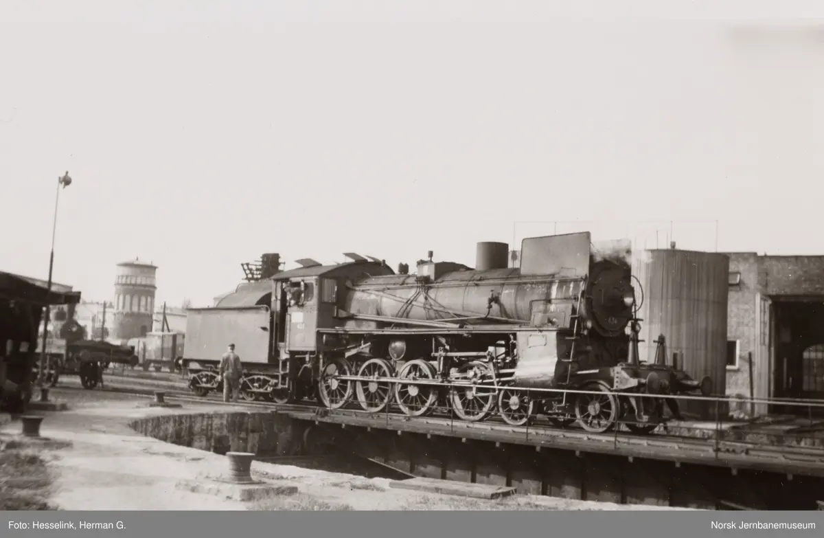 Damplokomotiv type 26c nr 434 ved lokomotivstallen på Hamar stasjon ...