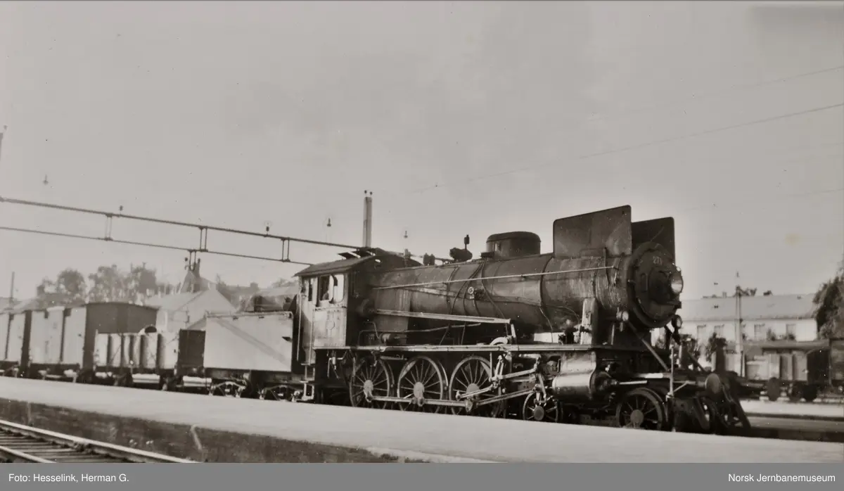 Damplokomotiv type 30a nr. 271 med godstog på Hamar stasjon - Norsk ...