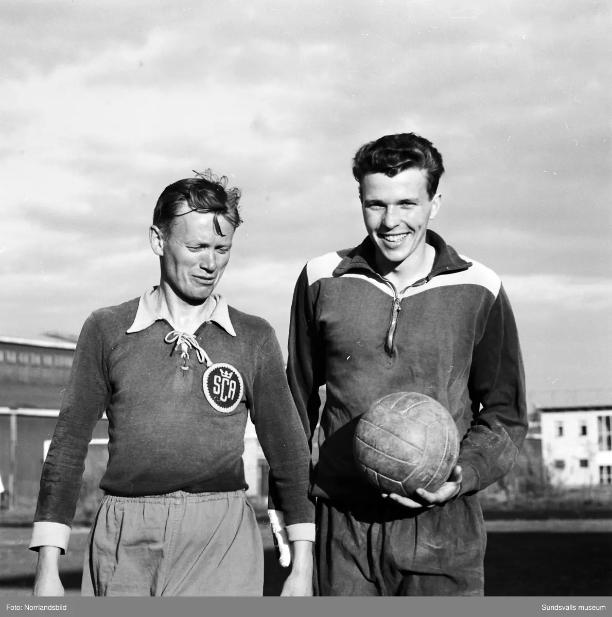 Ishockeyspelarna Bosse Eriksson och Bert-Ola Nordlander i Wifsta ...