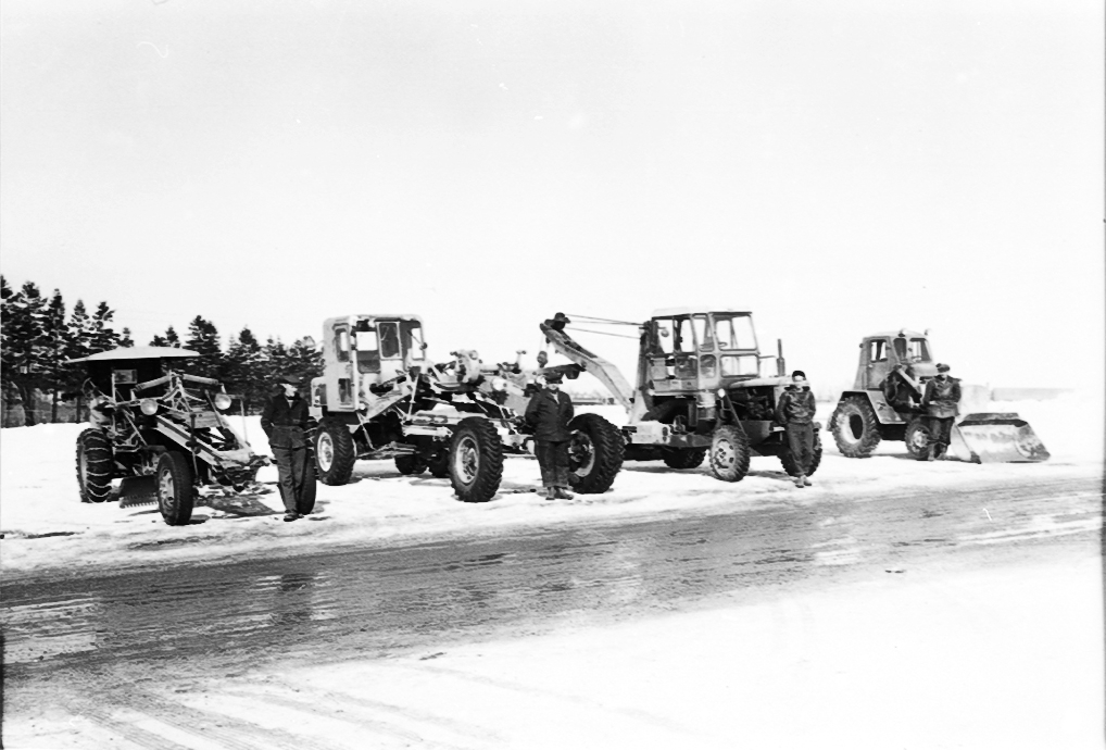 Framför maskiner: Alf Ström, Sixten Wallström, Olof Roslund, Erik ...