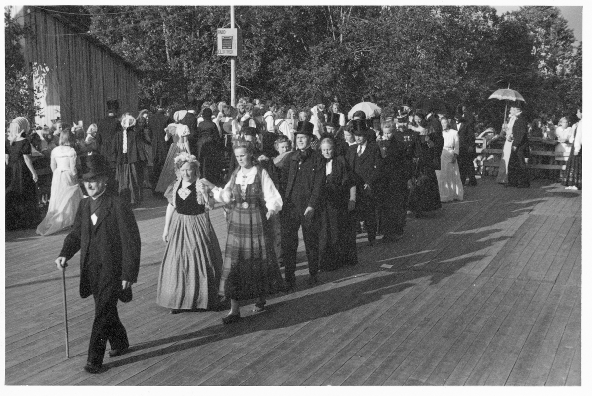 Brudeopptog på Stenbergdagen 1946. Noen av personene er identifisert ...