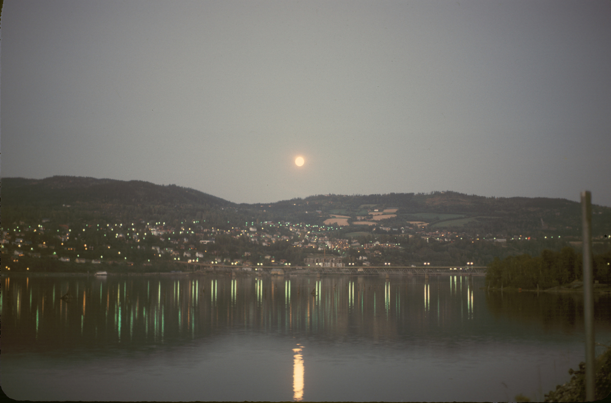Måneskinn med Vingnesbrua og søndre deler av Lillehammer, sett fra ...