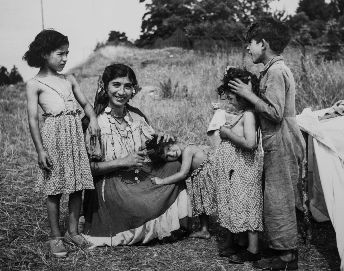 Alldeles invid 59:ans busshållsplats i Solna har en romsk familj slagit ...