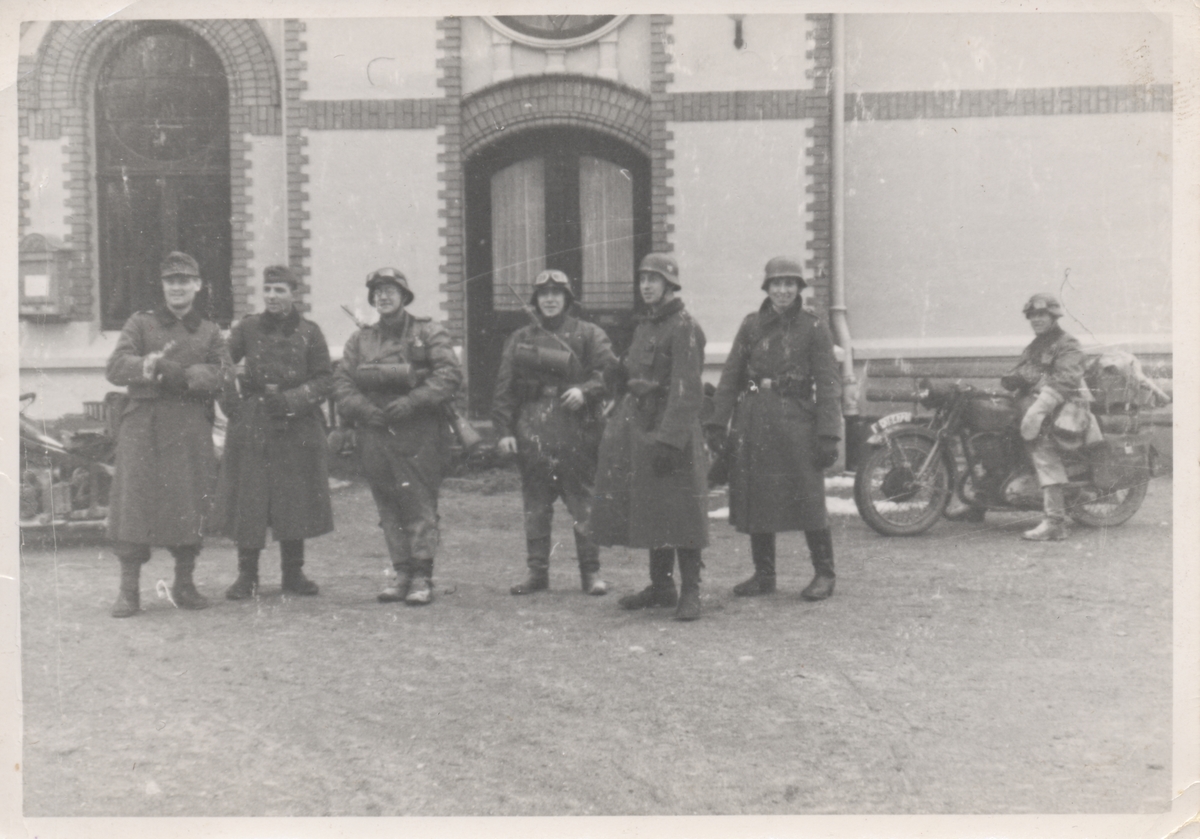Soldater i tyske uniformer fotografert ved Levanger stasjon. Bildet har ...