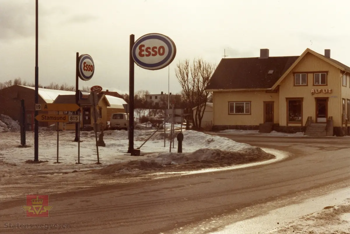 Leknes sentrum i Vestvågøy 1985 - Norsk vegmuseum / DigitaltMuseum