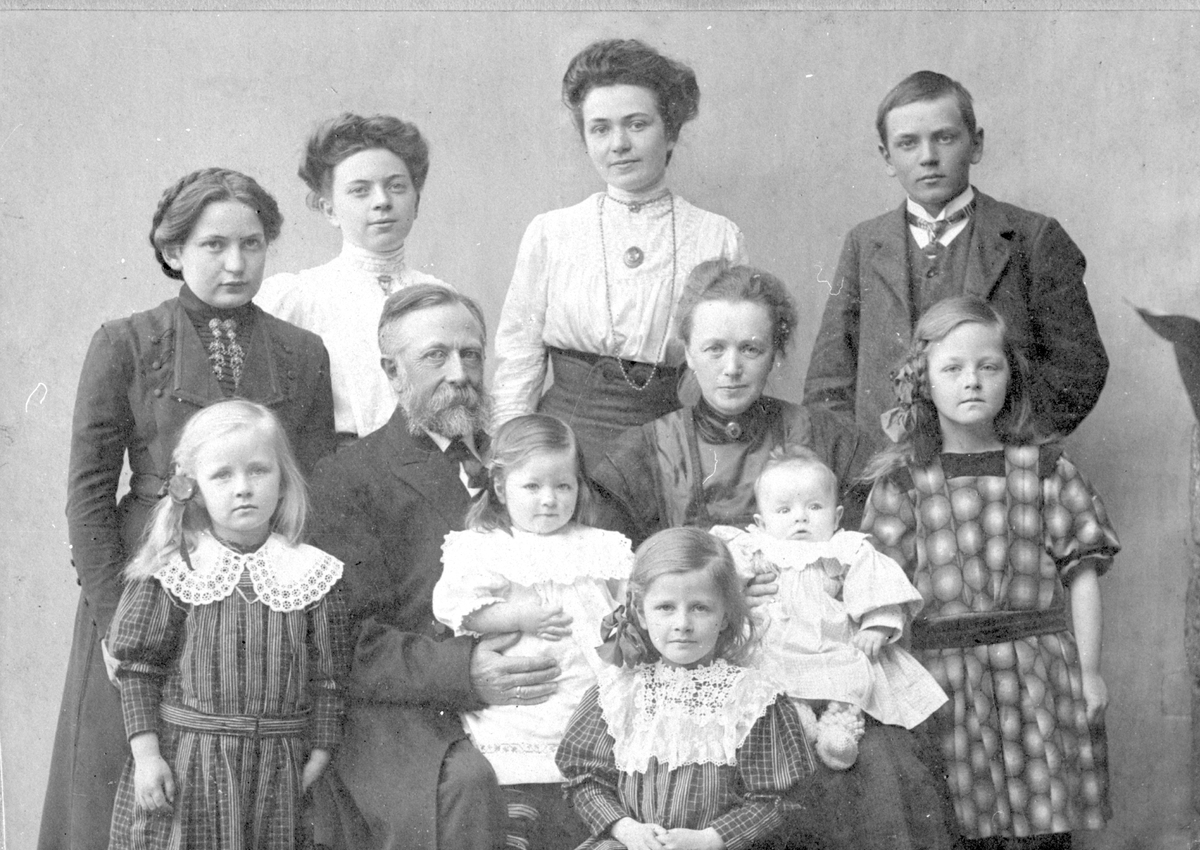 Distriktslege Stengel med familie. - Valdres Folkemuseum / DigitaltMuseum