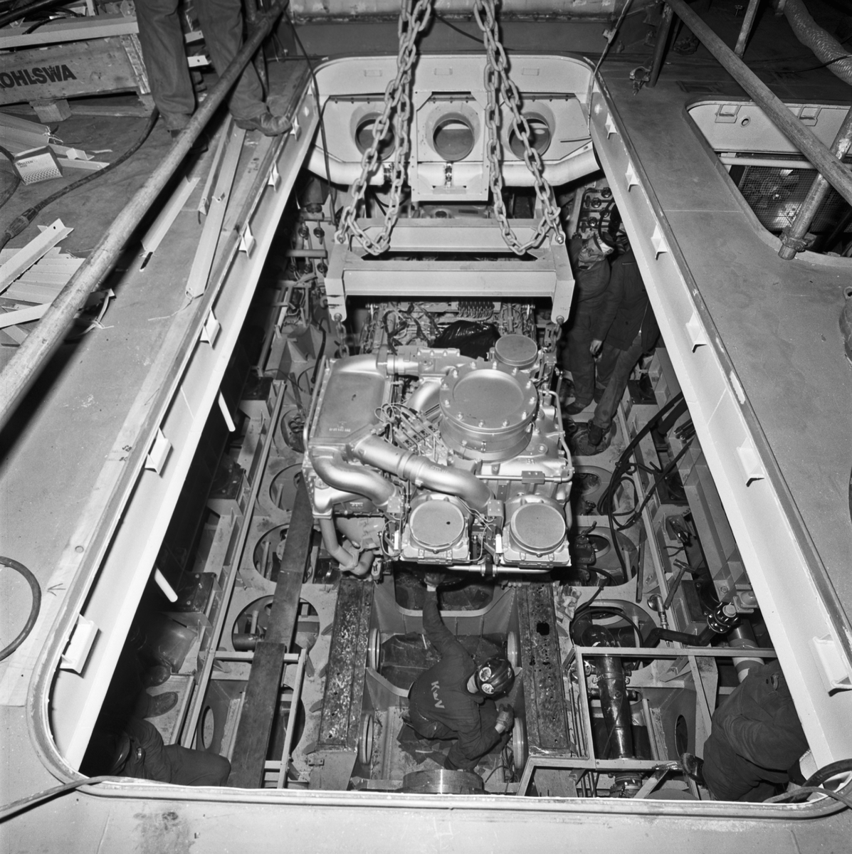 Lyft av motor till kkv typ Göteborg - Marinmuseum / DigitaltMuseum