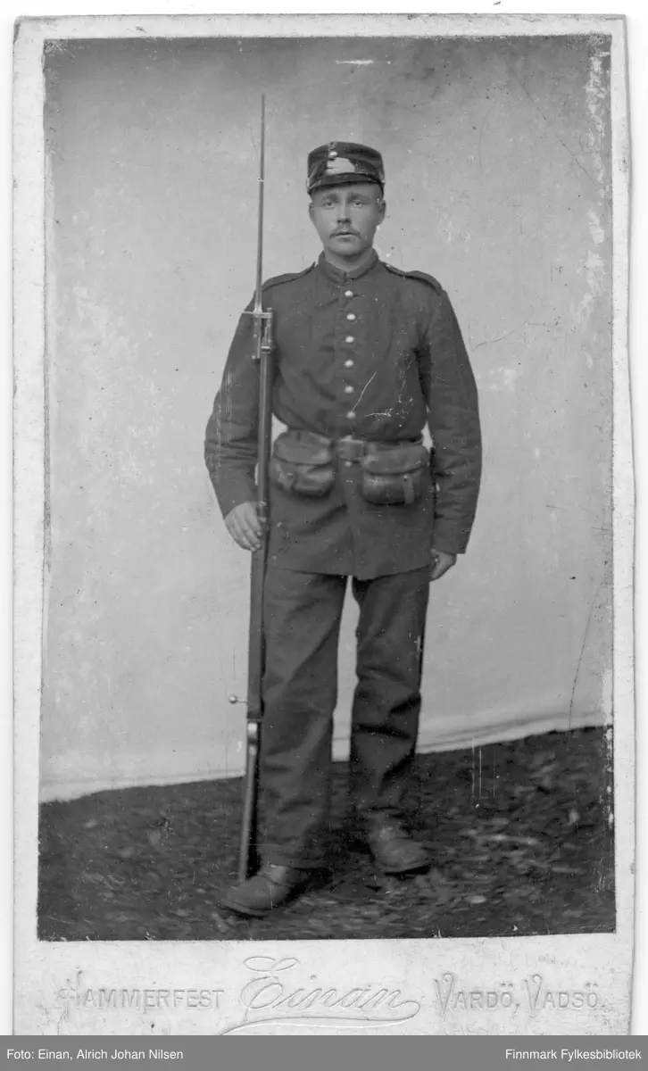 Visittkortportrett av en mann i militær uniform for en menig soldat ...