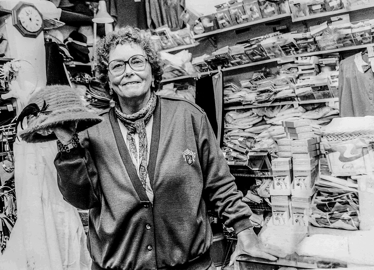 I "Hjørdis Skottners" hatteforretningen til Anne Marie Andersen ...