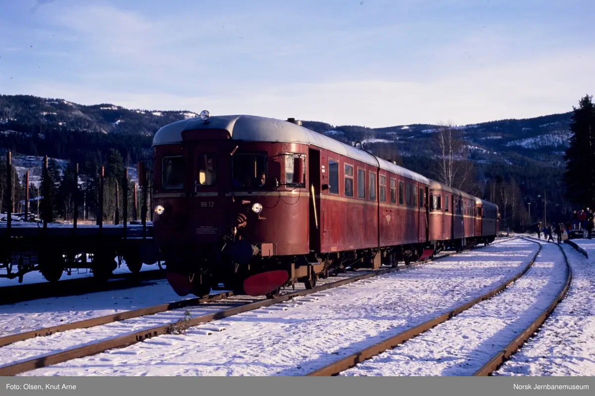 Dieselmotorvogn BM 86 12 (nærmest) styrevogn BFS 86 98 og ...