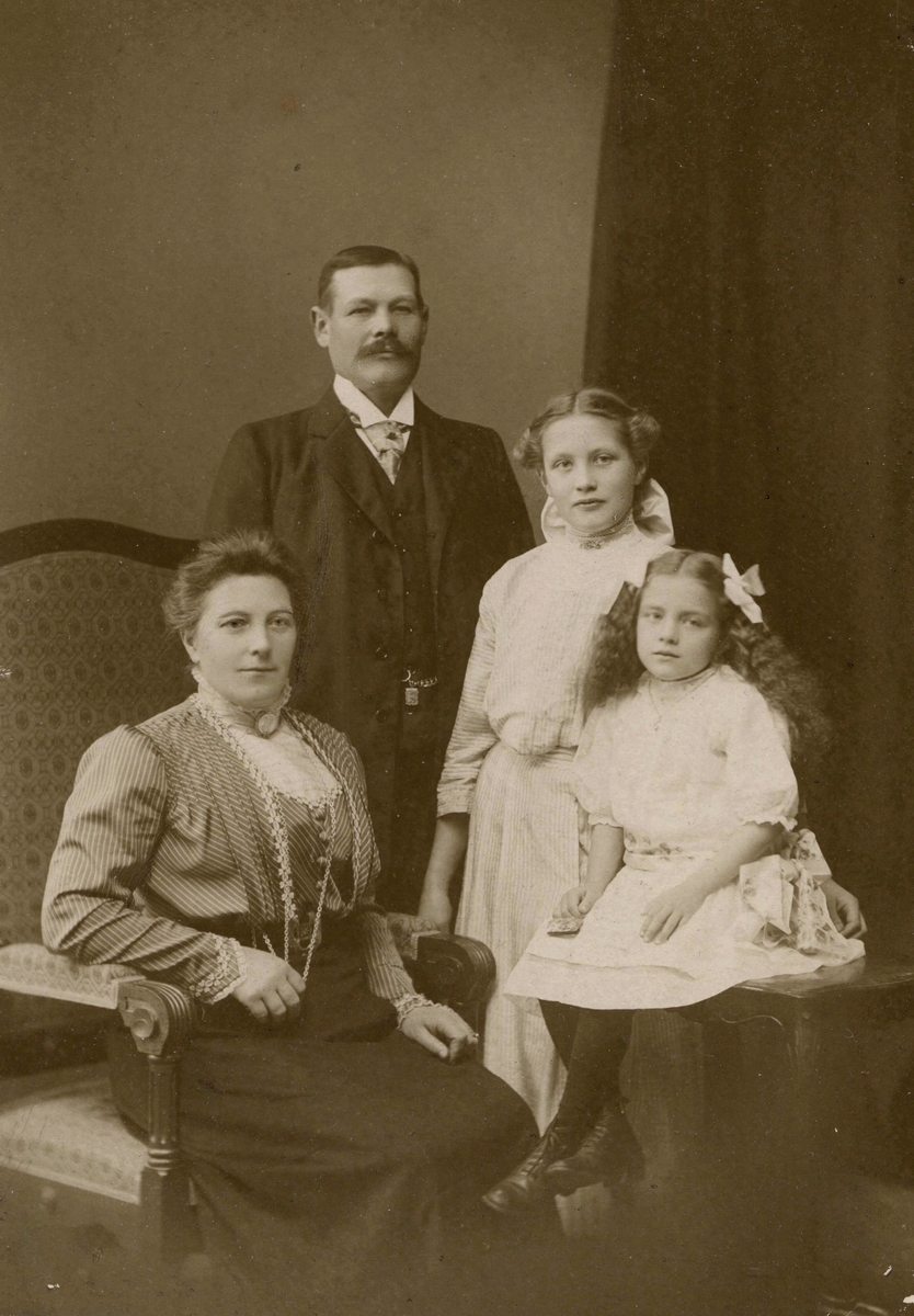 Aleljéporträtt av familjen Carl Pontus Karlsson (född 1870 i Ljung ...