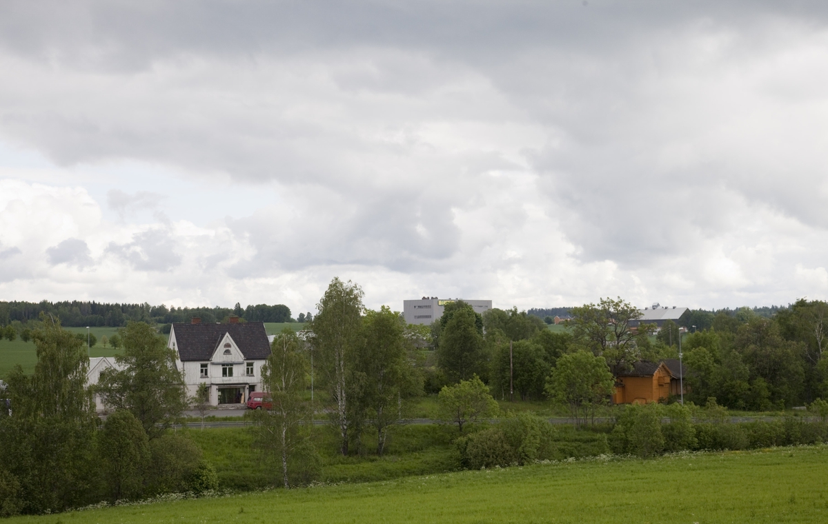 HOLSTAD. PÅ BILDET SES DEN GAMLE LANDHANDELEN OG NEDLAGTE ...