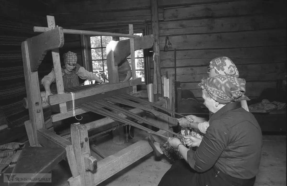 Olsok på Romsdalsmuseet i 1980..Påsveiping av vev. .Medlemmar frå ...