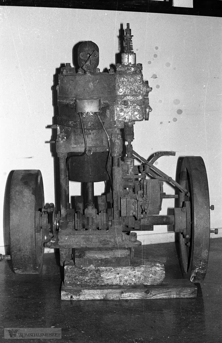 "Priestman" motoren fra "Fram". Om motoren, se Romsdalsmuseets årbok ...