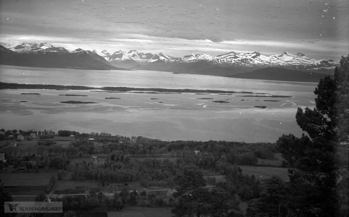 Molde by sett fra nord..Vi ser Møretun i forgrunnen..(Bilde tatt mellom ...