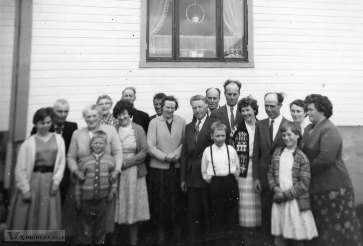 Inger Kristine Strand f.Gjerstad tar bilde av gjestene i 50 årsdagen ... Inger Kristine Strand f.Gjerstad tar bilde av gjestene i 50 årsdagen ...
