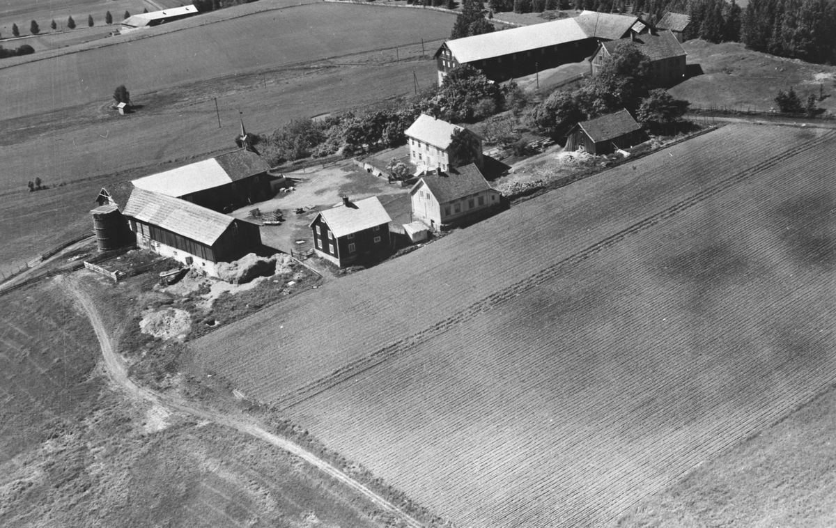 Flyfoto av Ingeberg gard, Gaupen, Ringsaker. - Anno Domkirkeodden ...