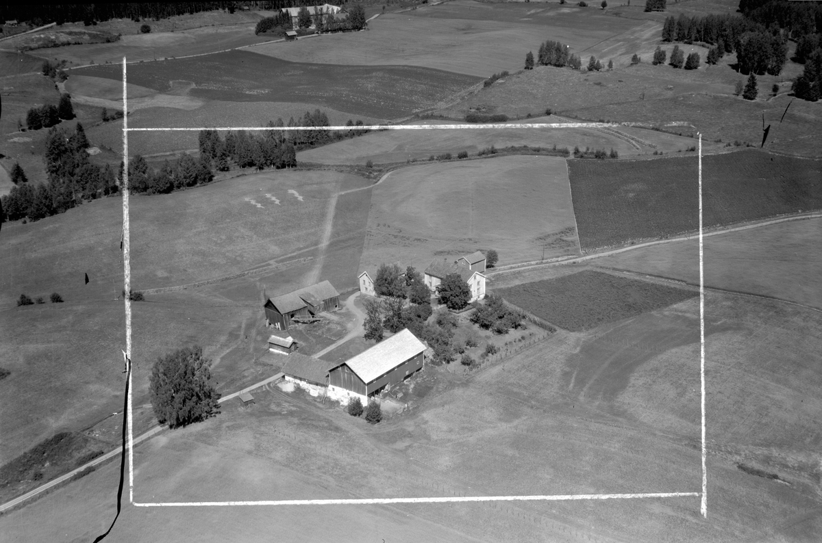 Flyfoto av Lykset gard, Furnes, Ringsaker. - Anno Domkirkeodden ...