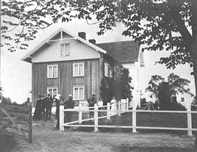 EKSTERIØR: HOVEDBYGNINGEN VOLD ØVRE, GRUPPE. 11 FORAN HUSET, FRA HØYRE ...