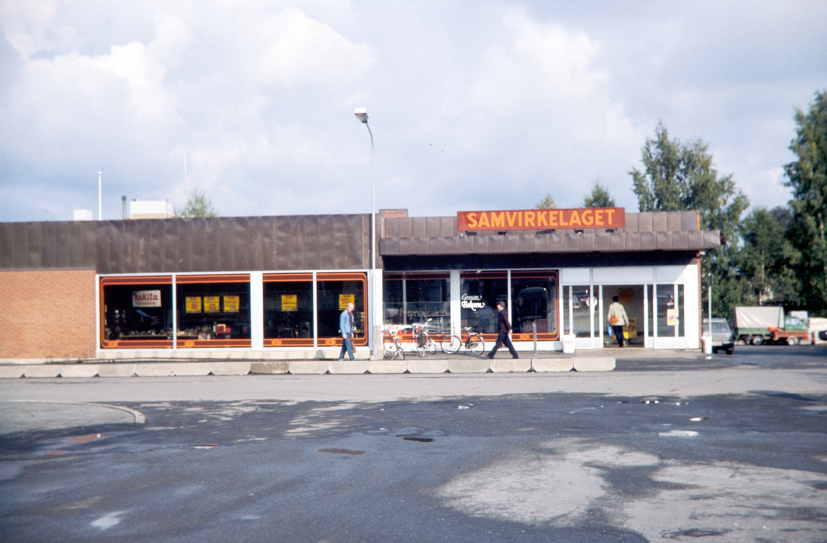 Stange sentrum, Stangebyen. Stange Samvirkelag. Den nye butikken, åpnet ...