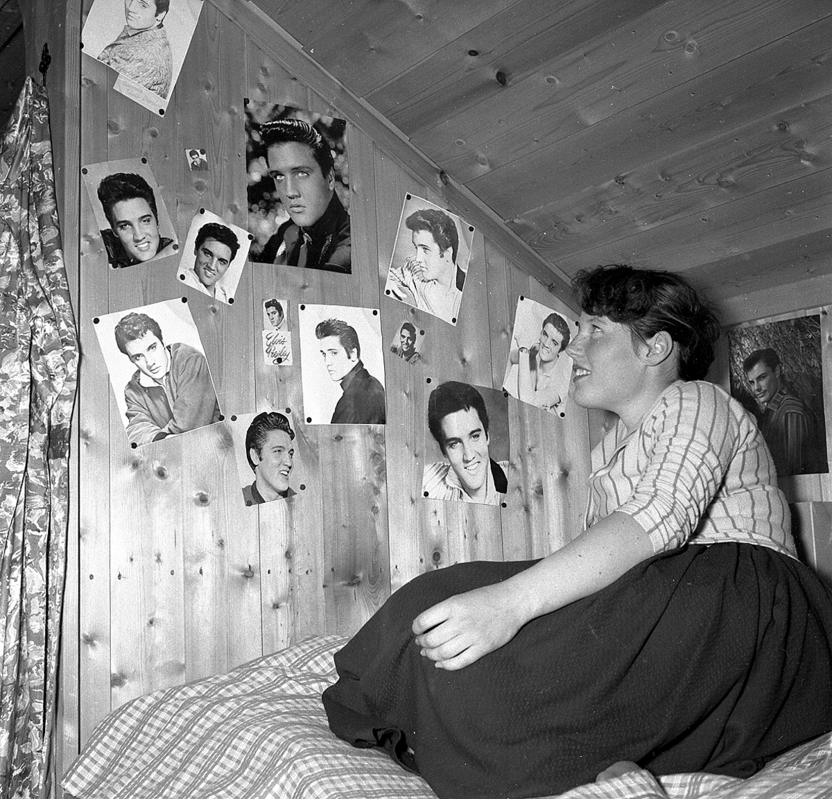 UKJENT KVINNE, BEUNDRER UTKLIPP AV ELVIS PRESLEY, UNGDOMSROM, DEKORERT ...