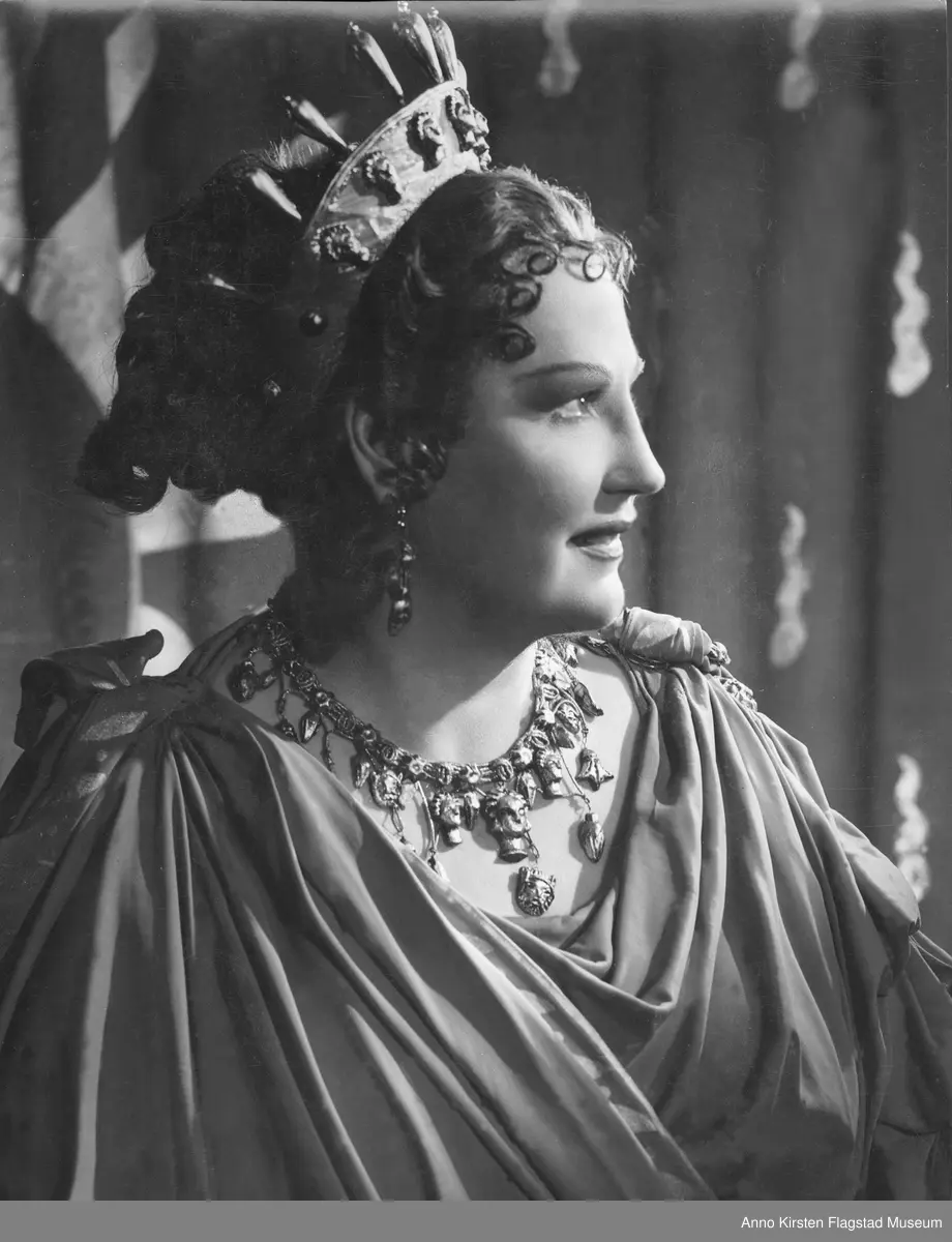 Rollebilde. Kirsten Flagstad som Dido i Dido og Aenaes, opera av Henry ...