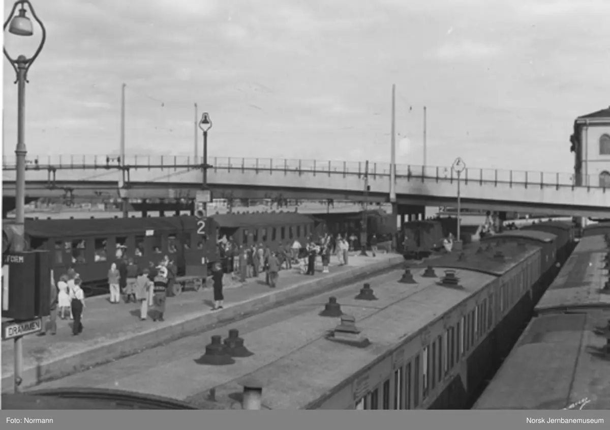 Drammen stasjon : smalsporvogner i forgrunnen - Norsk Jernbanemuseum ...