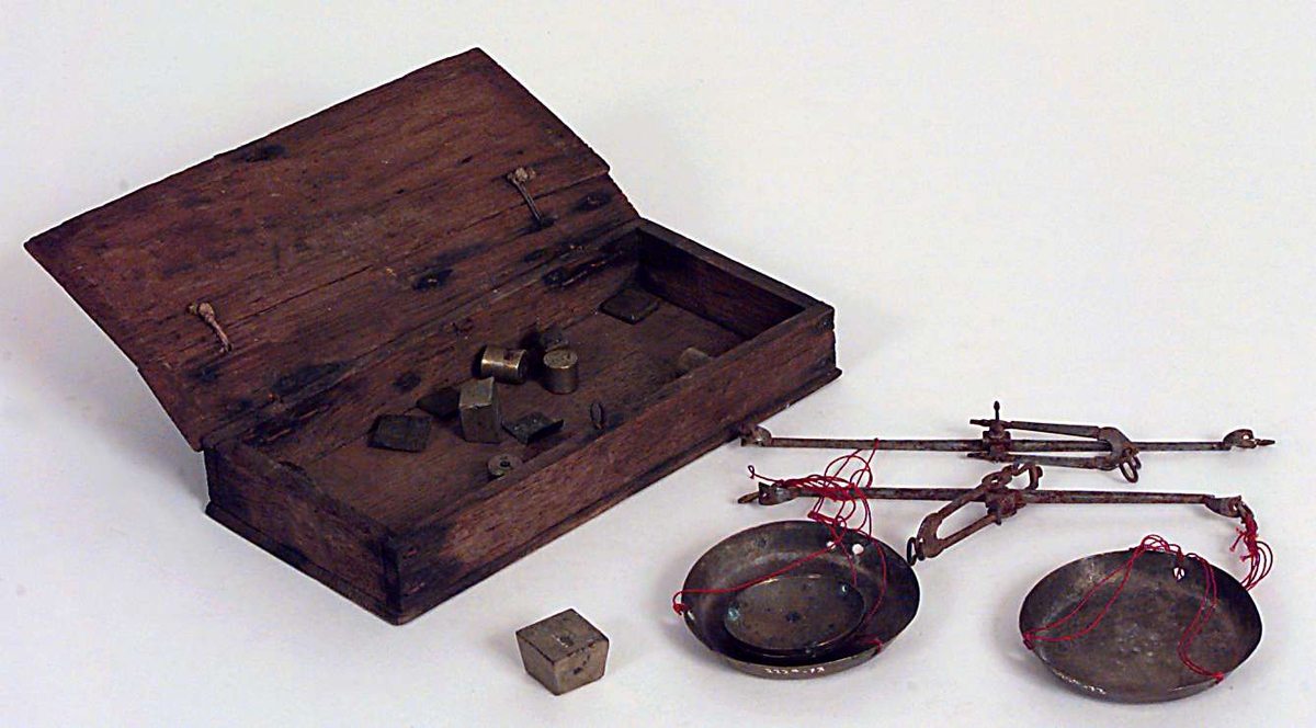 Skålvekt med vektlodd, 1 sett, i etui - Norsk Folkemuseum / DigitaltMuseum