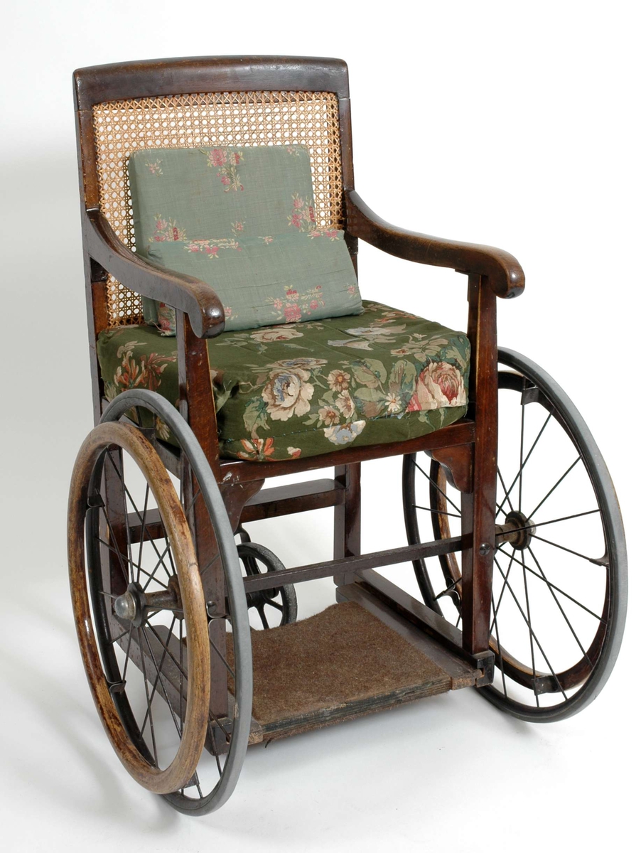 Rullestol - Norsk Folkemuseum / DigitaltMuseum