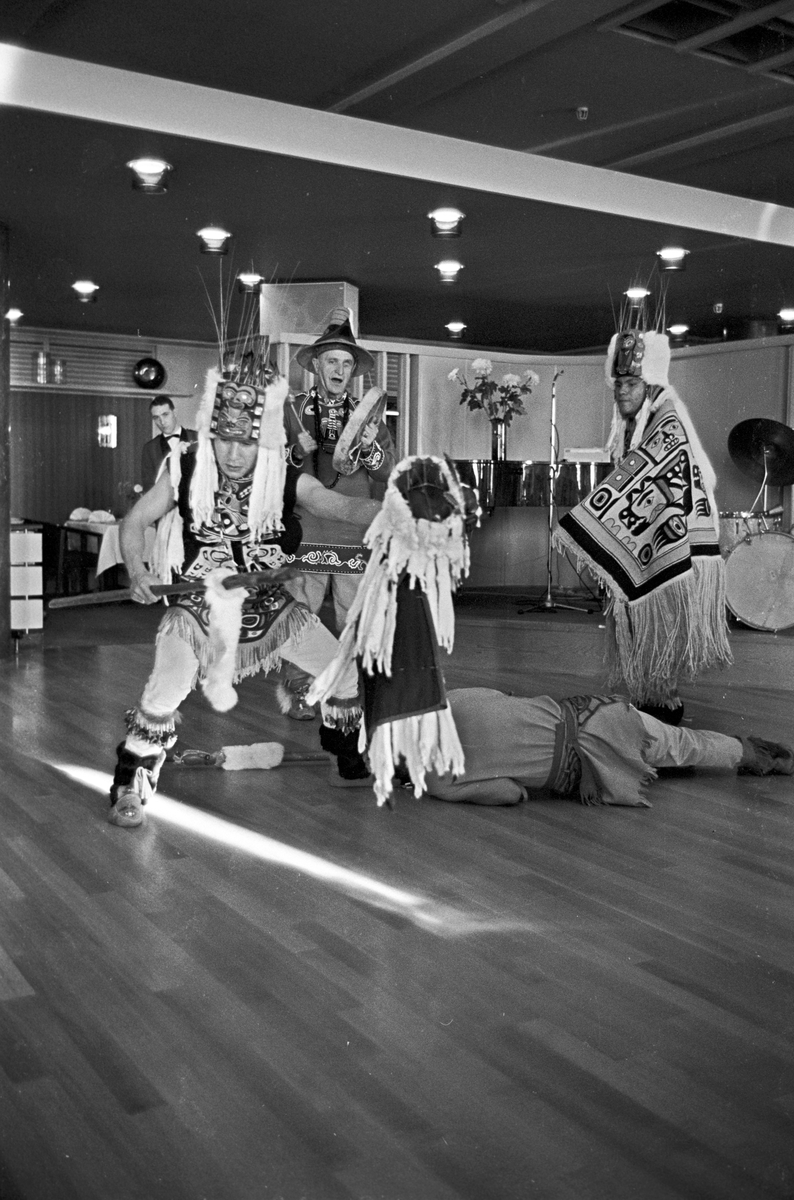 Serie. Indianske dansere fra Alaska opptrer på Fornebu i Oslo. Ordfører ...