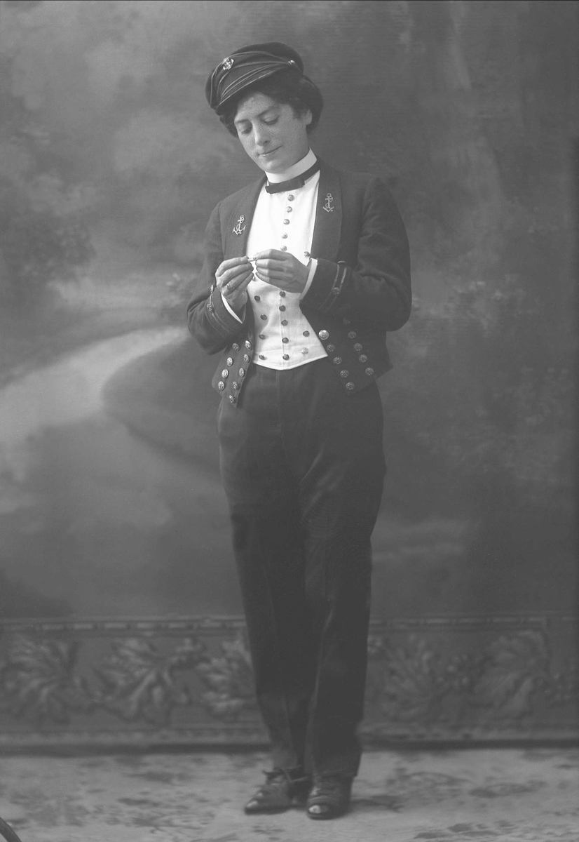 Portrett, kvinne i marineuniform. Violet Jesset. - Stiftelsen Norsk ...