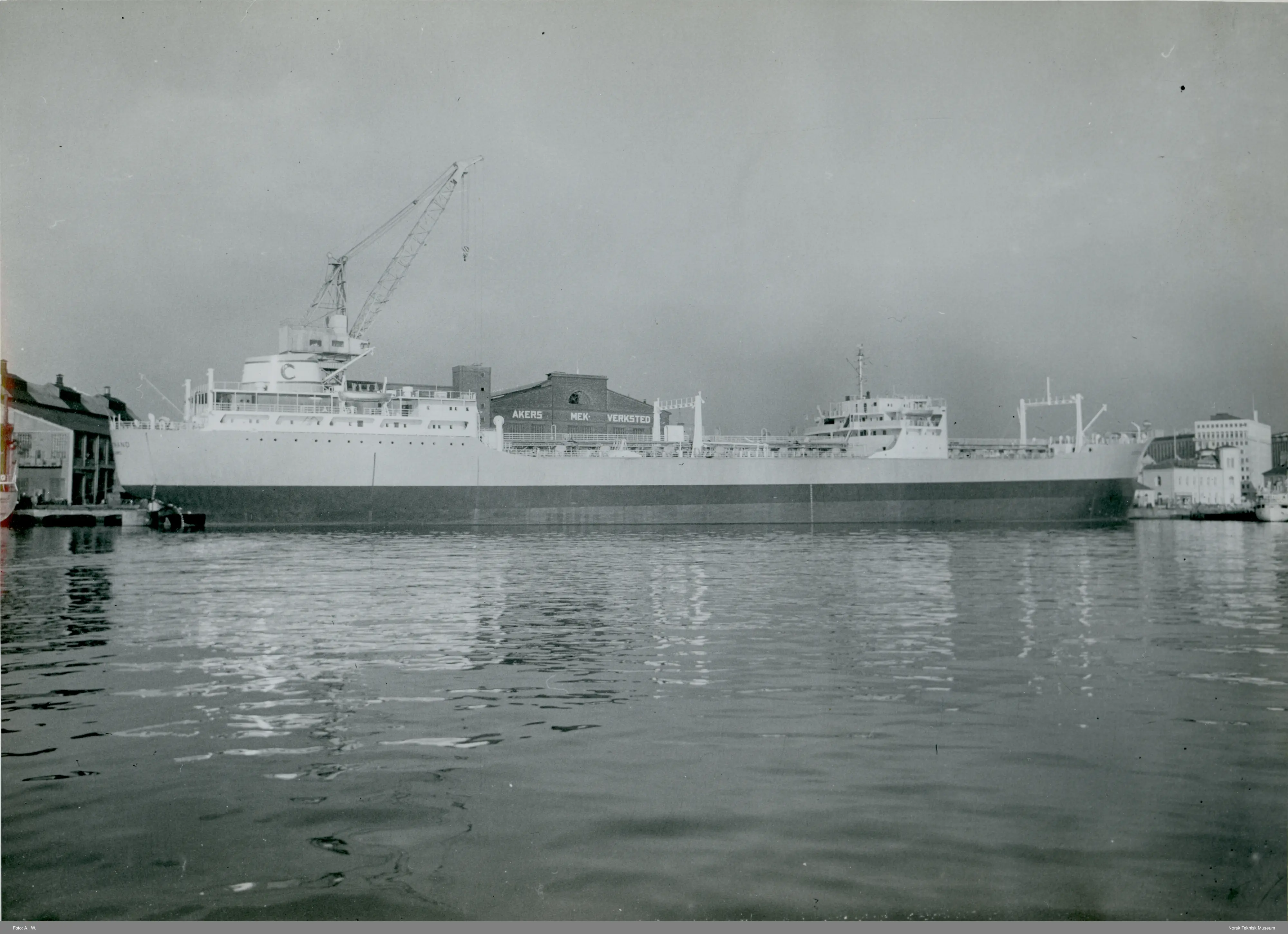 Tankeren M/S Thorstrand, B/N 526 (Stord Verfts B/N 45) under utrustning ...