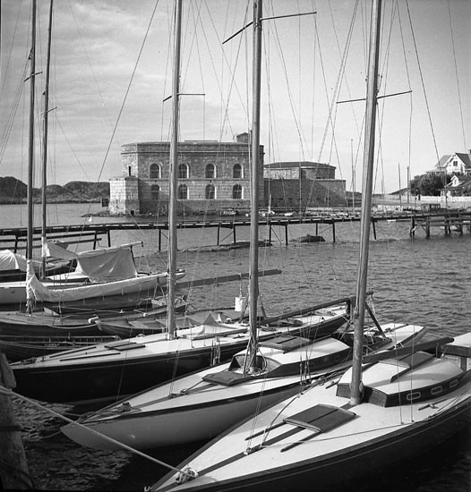 Segelbåtar i hamn på Marstrand vid Södra Strandverket - Bohusläns ...