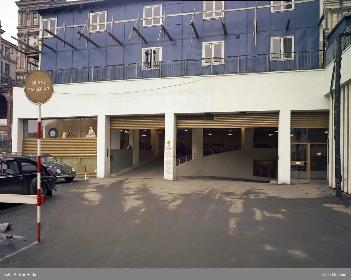 Esso bensinstasjon, parkeringshus, garasje, innkjørsel - Oslo Museum ...