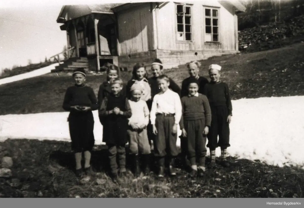 Torset skule i Hemsedal i 1950. Fremst frå venstre: Knut T. Thorset ...