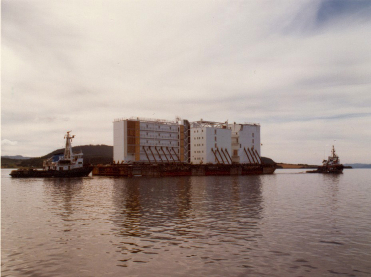 Boligmoduler til Ekofisk 2/4 H fraktes på lektere fra Aker Verdal ...