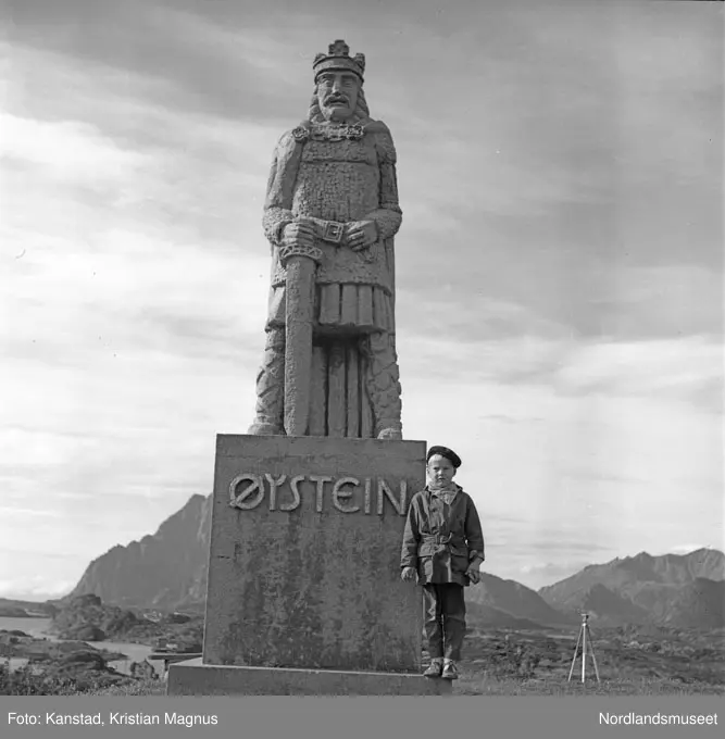 Statue av kong Øystein Magnussen, Kabelvåg - Nordlandsmuseet ...