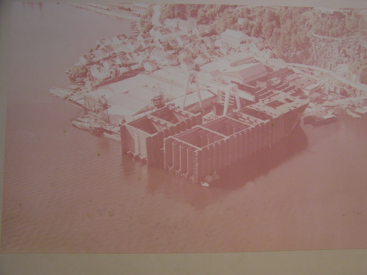 Luftfoto av Tangen Verft AS, ser Stillnestangen og litt av jernbanen ...