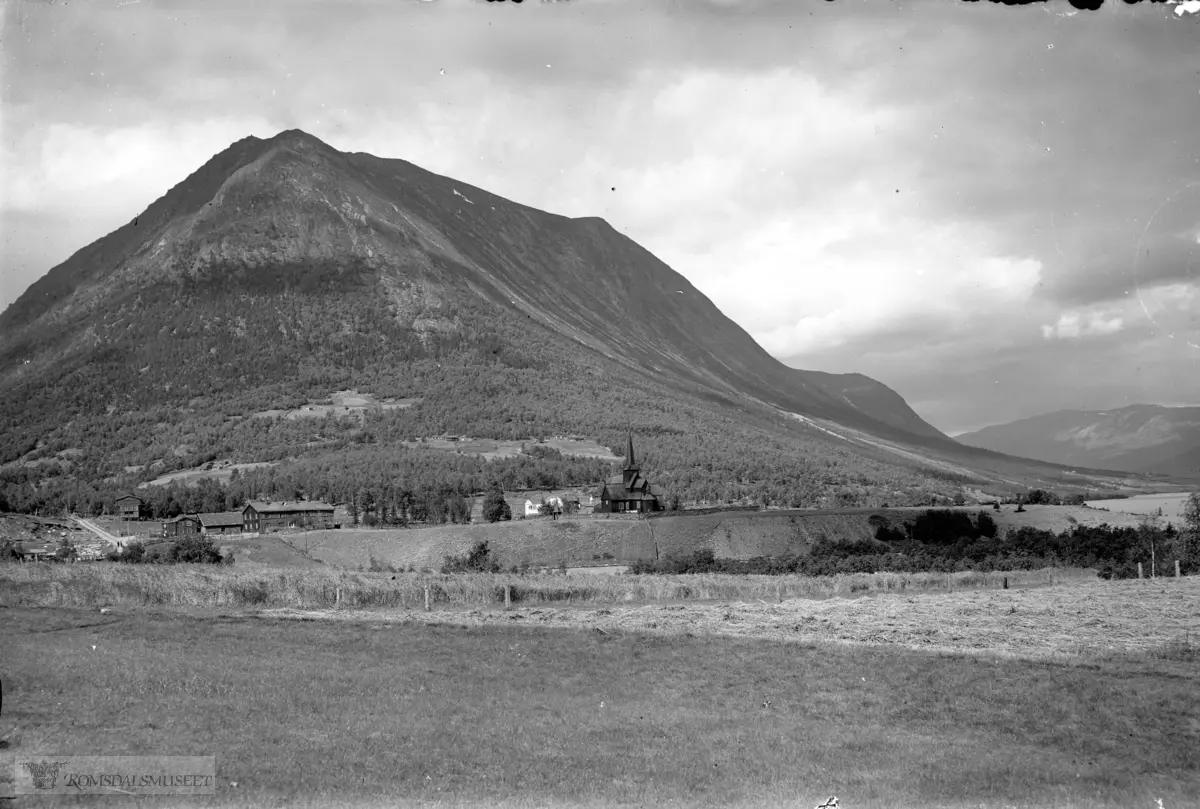 Loms kirke og Lomseggen..Lom stavkirke er en stavkirke fra perioden ...