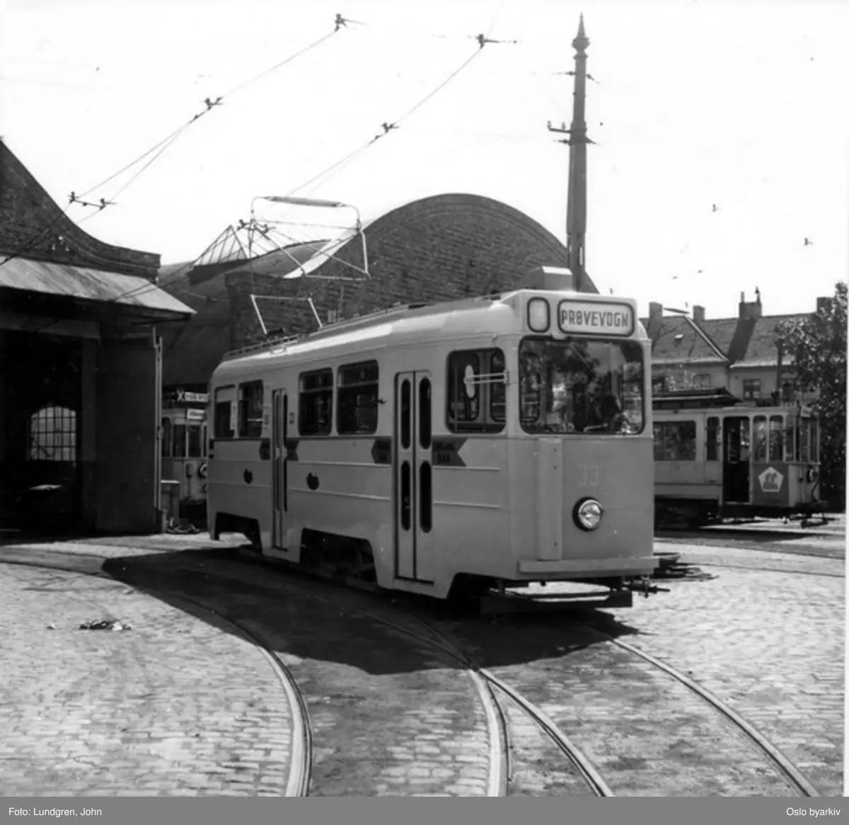 Oslo Sporveier. Trikk motorvogn type MO "kylling" nr. 33 foran ...
