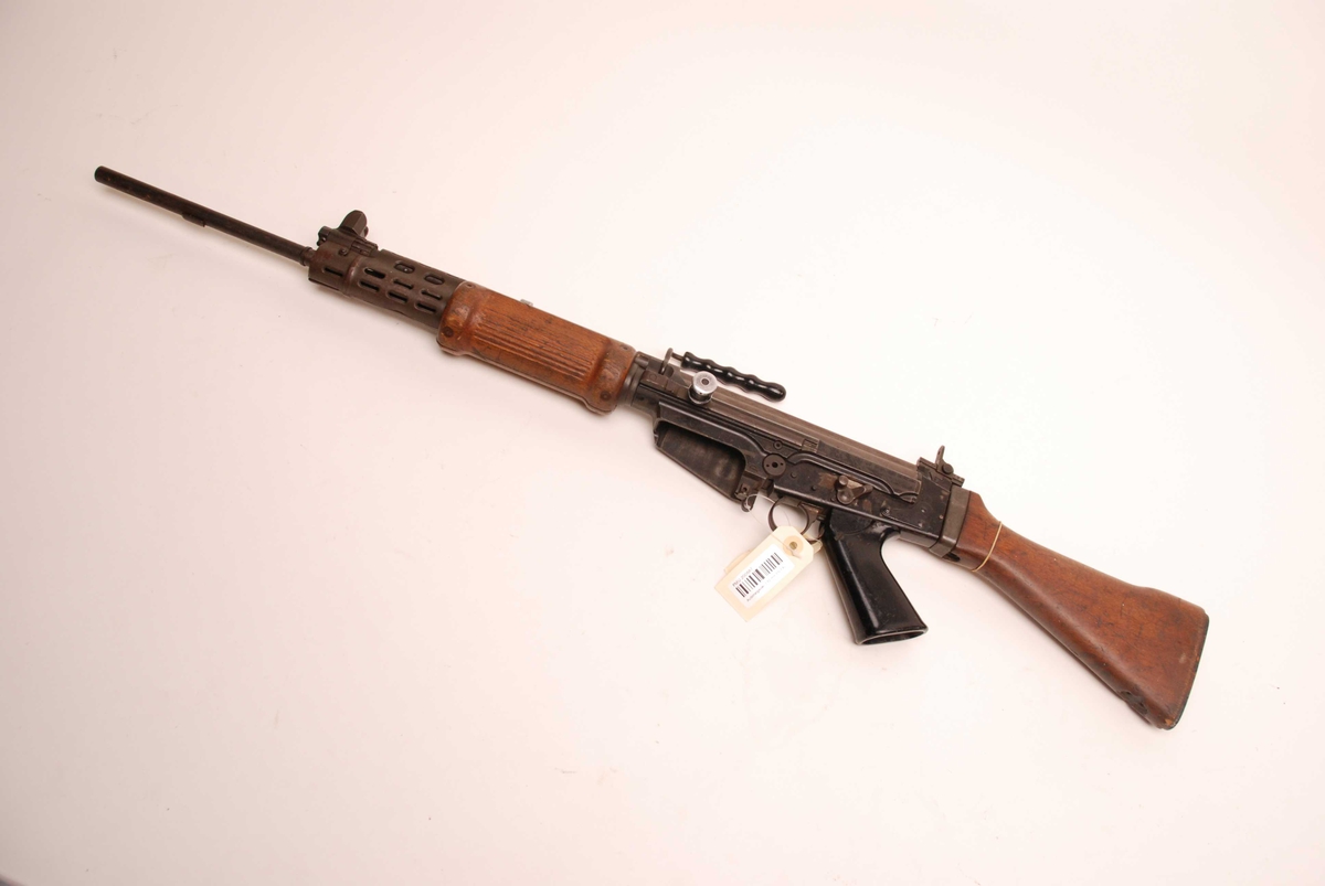 Automatgevær 7,62 mm FN FAL - Forsvarets museer / DigitaltMuseum