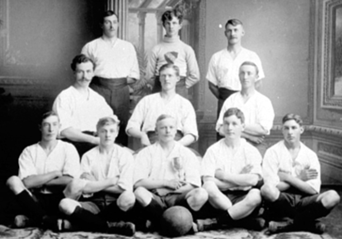 Postkort, Hamar Game Club, gruppe 11 fotballspillere med pokal, foran ...