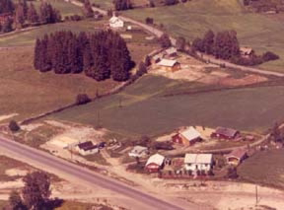 Flyfoto av Tune, Furnes, Ringsaker. - Anno Domkirkeodden / DigitaltMuseum