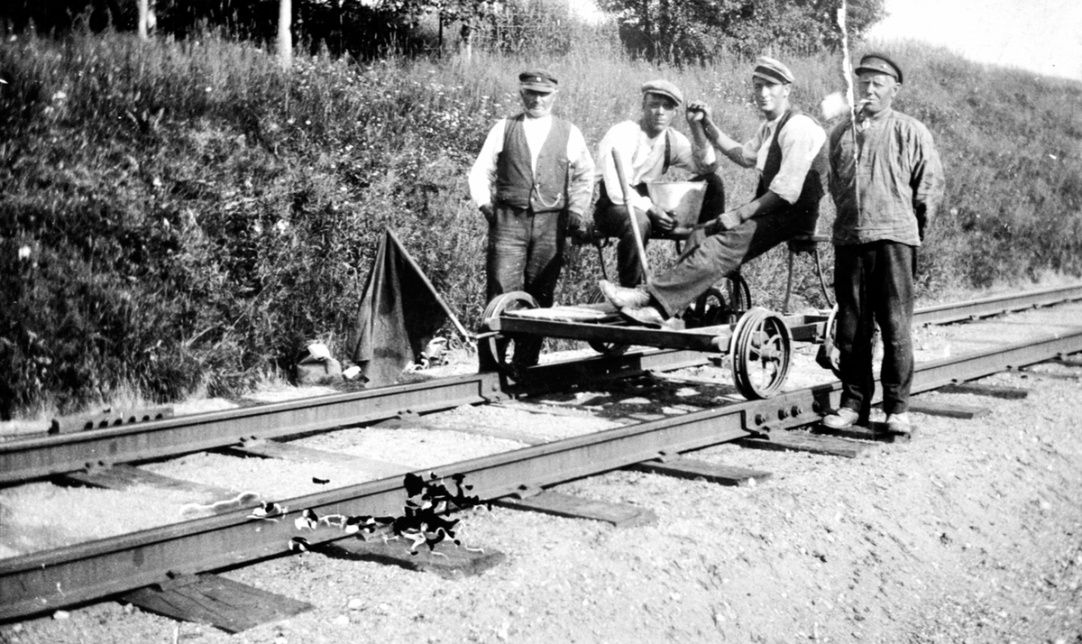 Vedlikeholdsarbeidere på dressin ved jernbanelinja., ved Brumunddal ...