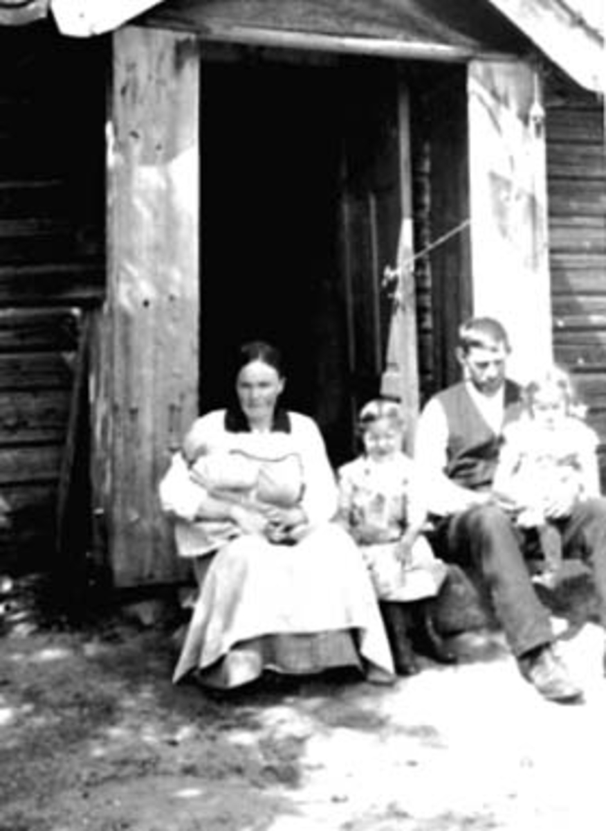 GRUPPE: FAMILIE, ELISE PEDERSEN, PETTER PEDERSEN, BARNA FRA VENSTRE ...