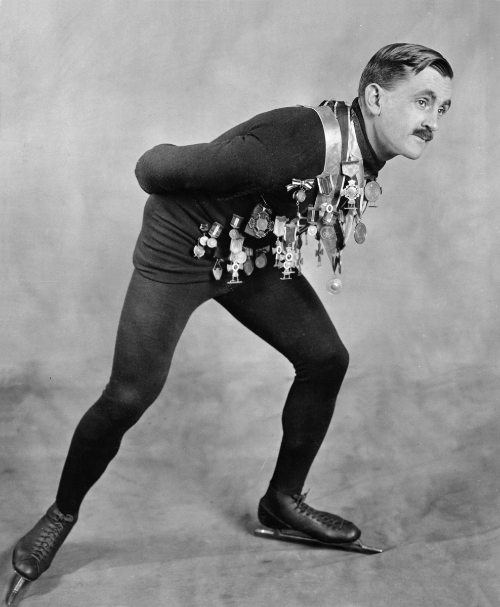 Skøyteløper Oscar Mathisen, portrett i studio med medaljer, tatt i U. S ...